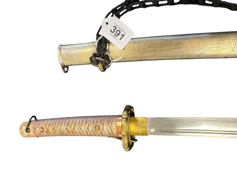 Japanese WWII Shin Gunto sword, blade 66.5cm, sword and scabbard having ...