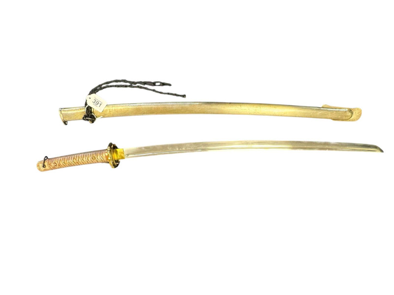 Japanese WWII Shin Gunto sword, blade 66.5cm, sword and scabbard having ...