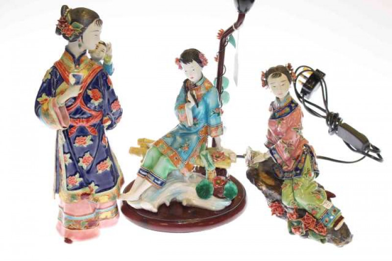 Japanese figure table lamp and two Japanese figures | Thomas Watson
